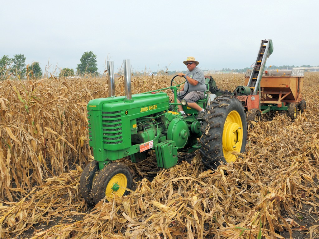 Viewing a thread - Anybody else got some corn picking pictures